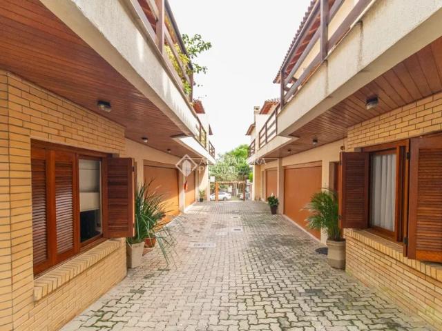 Casa / Sobrado 03 Quartos com vaga no Tristeza em Porto Alegre RS