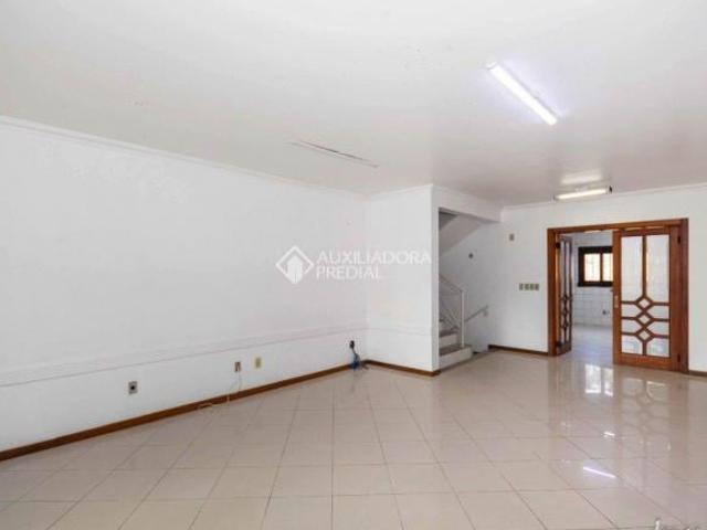 Casa sobrado  04 quartos, sendo 01 suíte, com closet e sacada