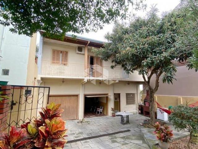 CASA SOBRADO 2 DORMITÓRIOS E 5 VAGAS DE GARAGEM NO PARTENON: AMPLO ESPAÇO E LOCALIZAÇÃO ESTRATÉGIC