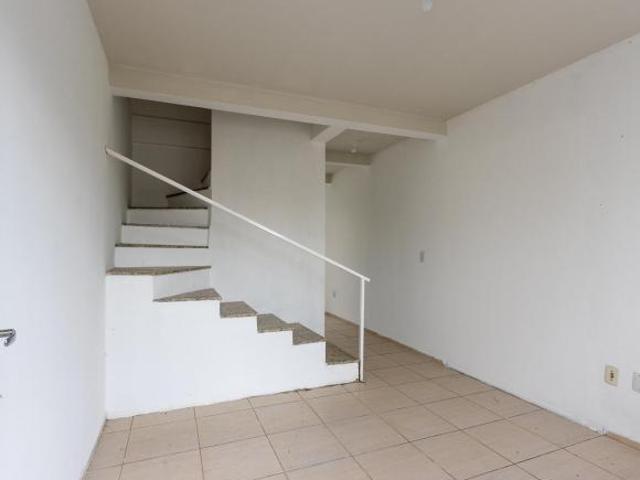 Casa sobrado, 2 dormitórios, pátio Bairro Hípica