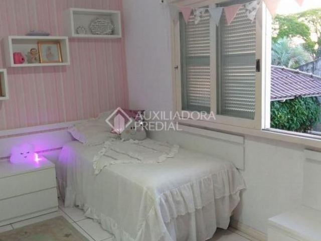 Casa Sobrado 4 quartos, 4 banheiros, 4 vagas carro e patio com piscina no Centro de Guíba