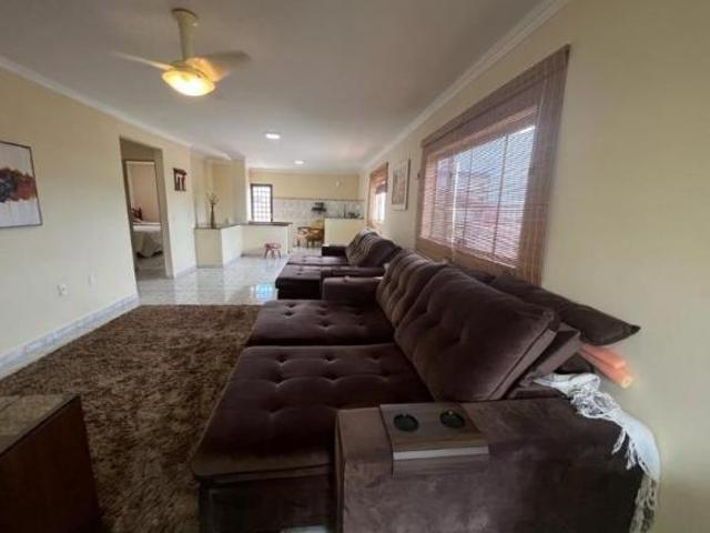 Casa Sobrado, 4 suítes, 450m² área construída Rua 3 Vicente Pires