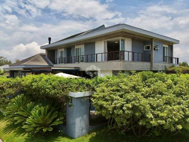 Casa sobrado, 5 suítes, suite master com 40m², terreno 24x30, piscina, em Atlântida /Xangri lá