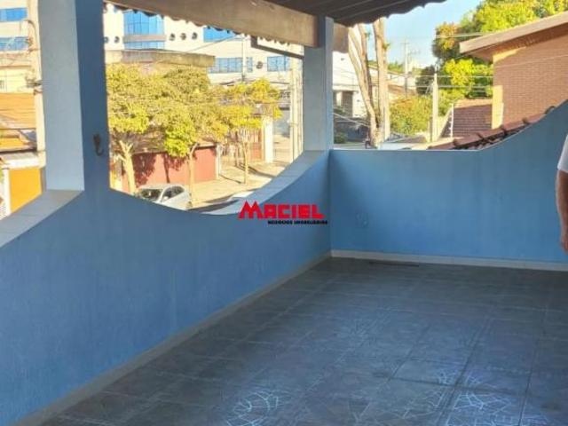 casa sobrado com ampla varanda na frente e nos fundos