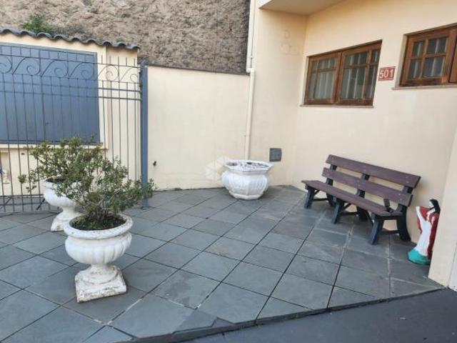 Casa sobrado com 02 dormitórios, no Centro!