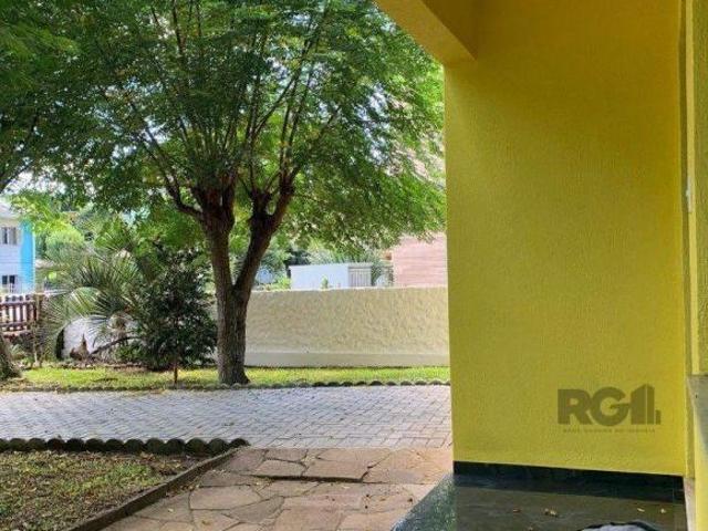 Casa sobrado com 03 dormitórios e garagem para 3 carros na cidade de Nova Petróp