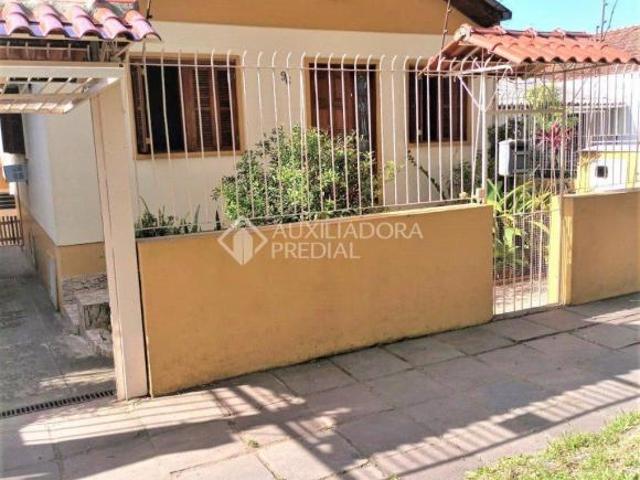 CASA SOBRADO COM 03 QUARTOS AMPLO PÁTIO