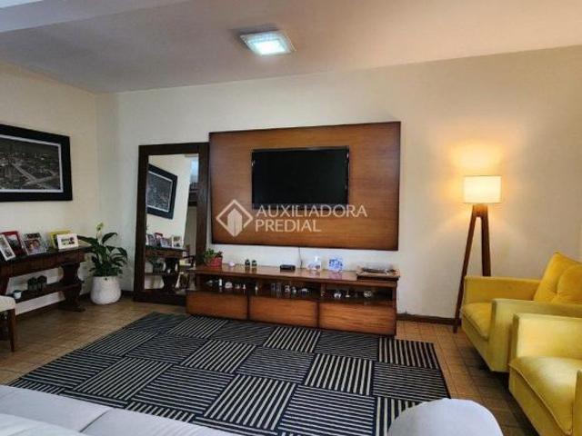 Casa sobrado com 03 quartos, páito com vaga para 4 carros