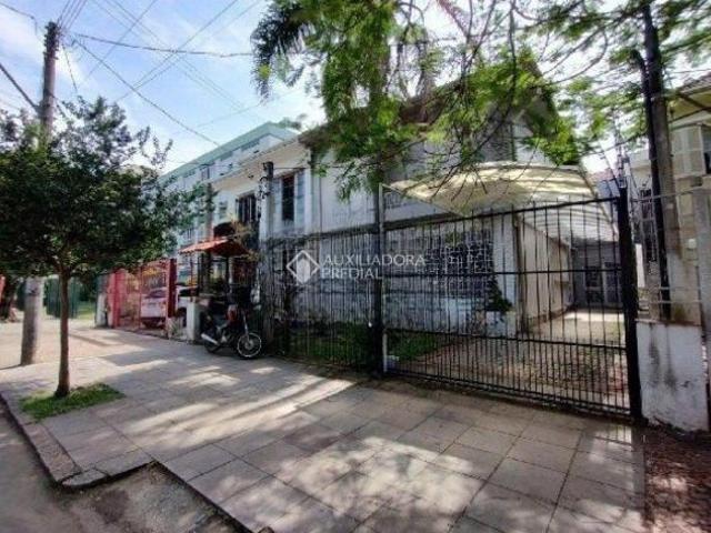 Casa sobrado com 200m² á venda na Mucio Teixeira Menino Deus Porto Alegre RS
