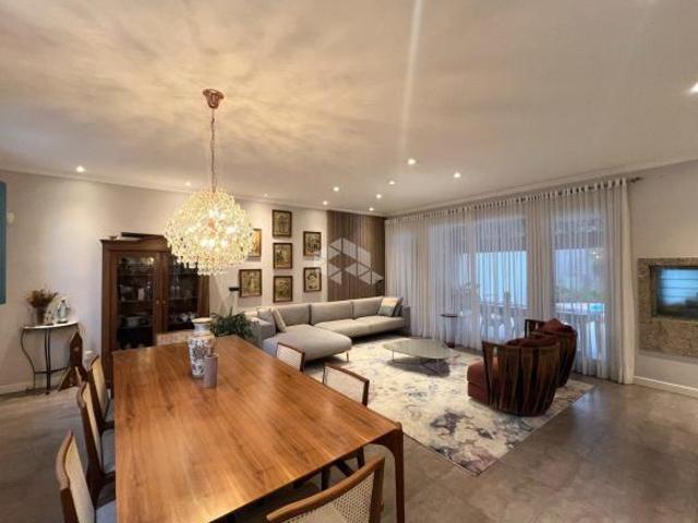 Casa Sobrado com 200m² área privativa 3 suites, 2 vagas cobertas, Bairro Moinhos de Vento