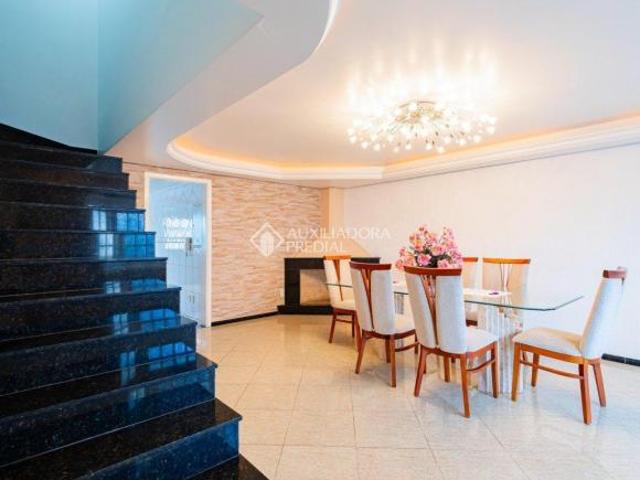 Casa Sobrado com 3 Quartos sendo 1 Suite Master, 262m2, 3 Garagens e Pátio com Piscina