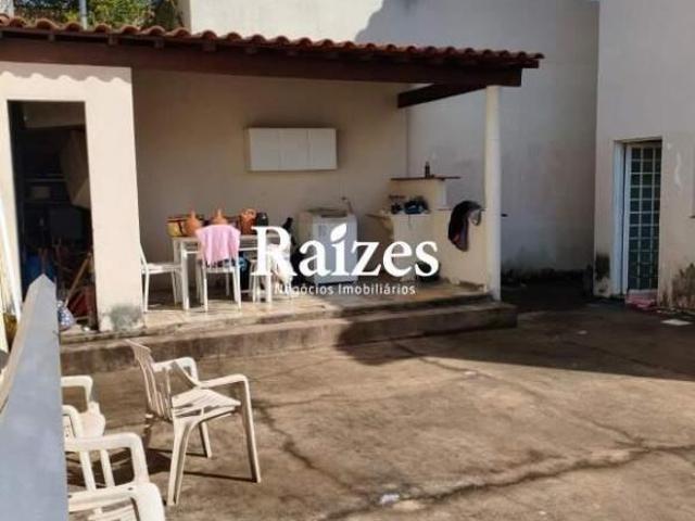 Casa sobrado com 4/4 sendo 1 suíte no Granada