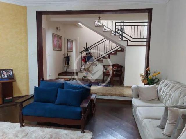 Casa sobrado com 480 m2 de área total e 511 m2 de área construída, com 4 dormitórios sendo 3 suítes