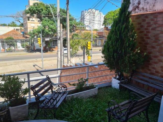 Casa sobrado com 4 dormitórios, 3 súites, closet, hidromassagem, churrasqueira e lareira, 2 vagas