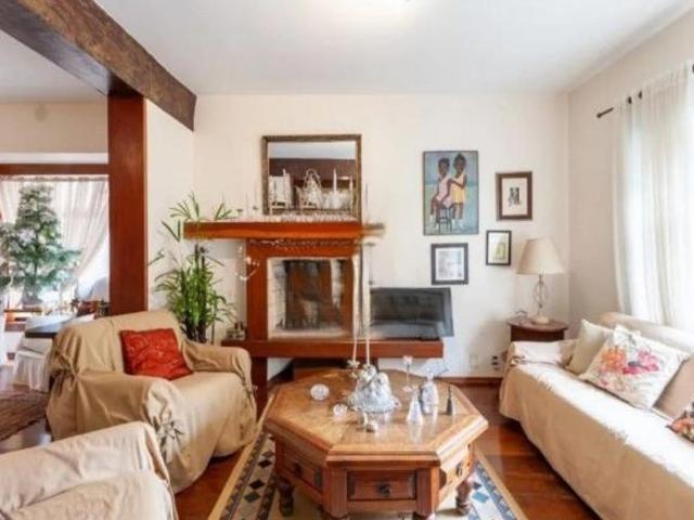Casa sobrado com 4 dormitórios, 2 suites, 4 vagas com quintal para venda em Moema