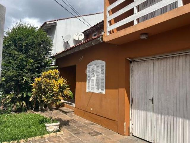 Casa sobrado com 4 dormitorios e amplo pátio com piscina!