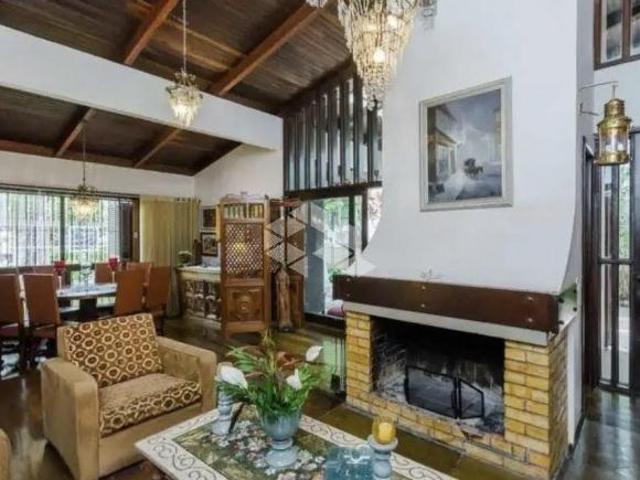 Casa sobrado com 4 dormitórios muito bem conservado em bairro familiar Intercap