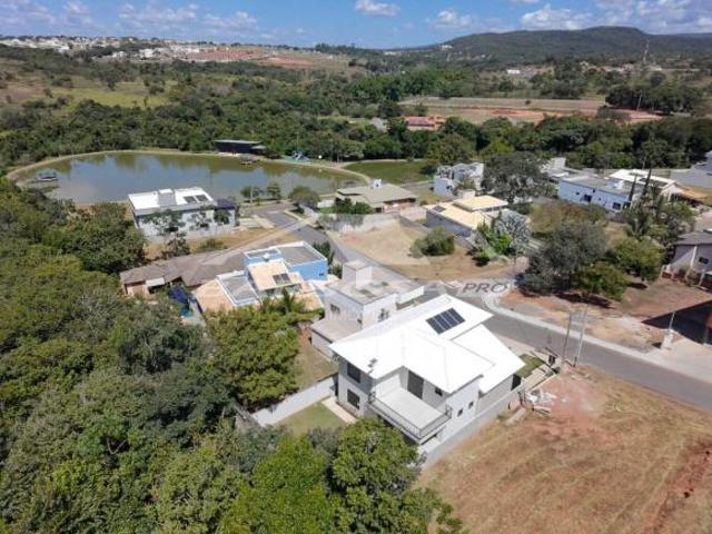 Casa sobrado com 4 suites á venda em Condomio fechado Caldas Novas
