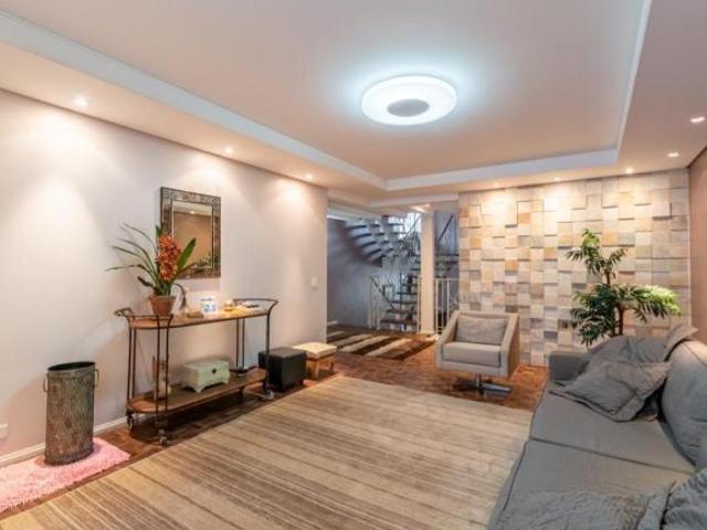 Casa Sobrado com 4 quartos, 5 vagas, no BairroVista Alegre, em Curitiba para Venda ou Locação REbrok