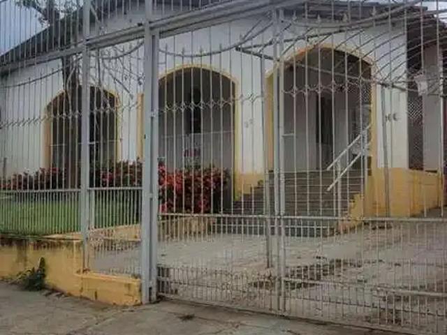 Casa / Sobrado Comercial para Locação em Cuiabá/MT Araés 3 Quartos