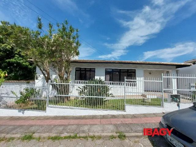 Casa / Sobrado Comercial para Locação em Florianópolis/SC Trindade 4 Quartos