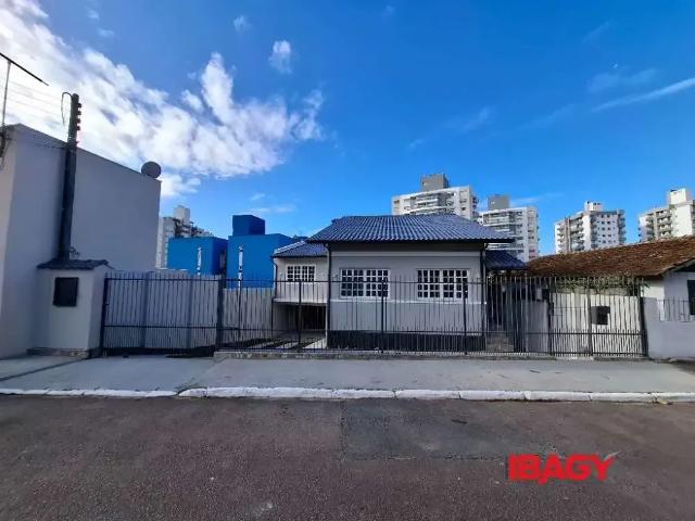 Casa / Sobrado Comercial para Locação em São José/SC Barreiros 4 Quartos