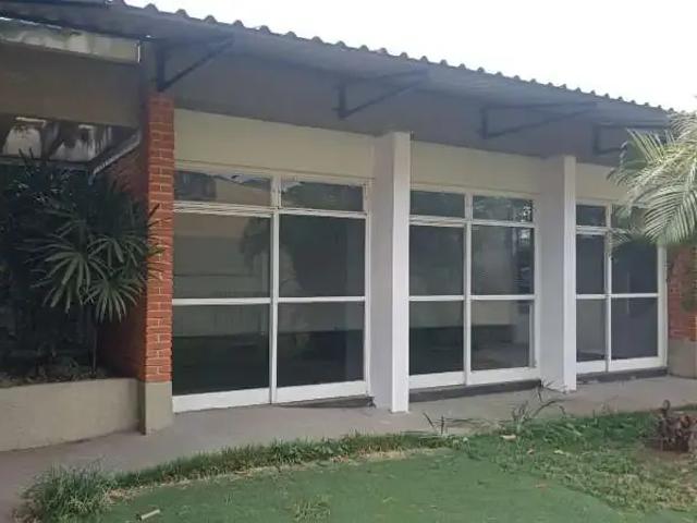 Casa / Sobrado Comercial para Locação em Salto/SP Vila Romão 3 Quartos