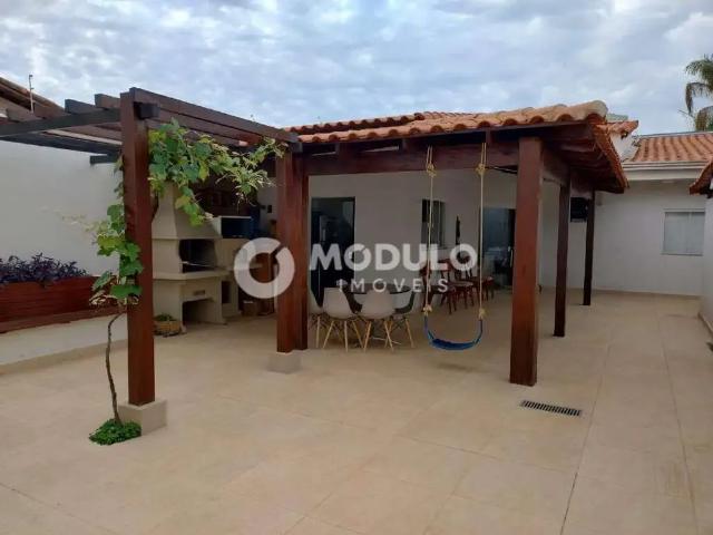 Casa / Sobrado Comercial para Locação em Uberlândia/MG Jardim Karaíba 3 Quartos