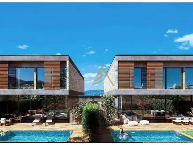 Casa / Sobrado Comercial para Venda em Balneário Camboriú/SC Praia do Estaleiro 4 Quartos