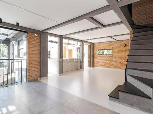 Casa Sobrado Casa Moderna com Arquitetura Brutalista e Vista para a Natureza à Venda