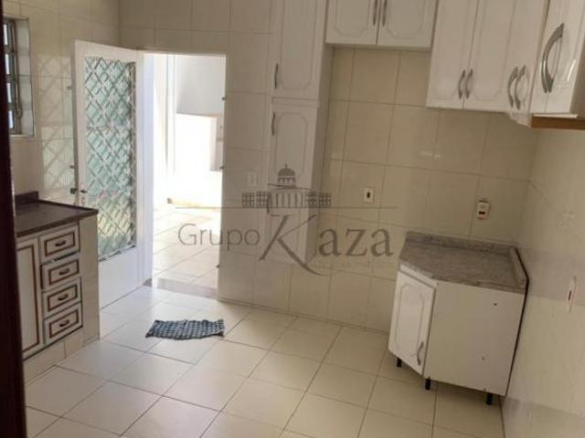 Casa Sobrado Centro Jacareí 200m² 3 Dormitórios Aceita Permuta