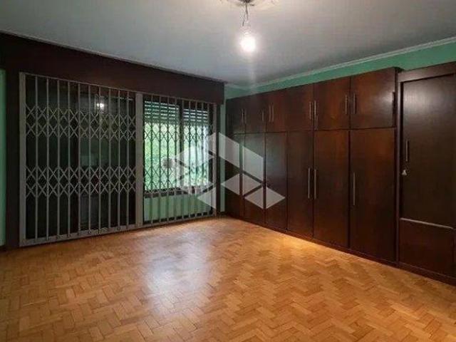 Casa sobrado à venda 4 quartos, 3 vagas no bairro Vila Ipiranga, em Porto Alegre