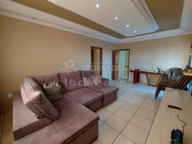 Casa / Sobrado à venda com 03 Dormitórios em excelente localização