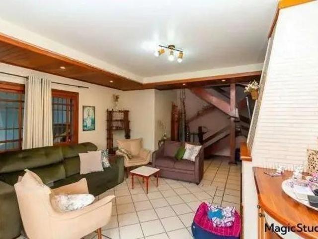Casa sobrado a Venda de 5 Quartos, 1 Suite e 4 Vagas de Garagem com 235M²privt