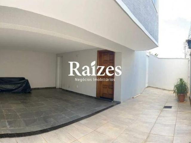 Casa Sobrado à venda em Uberlândia no Bairro Osvaldo Rezende com 4 quartos sendo 2 suítes