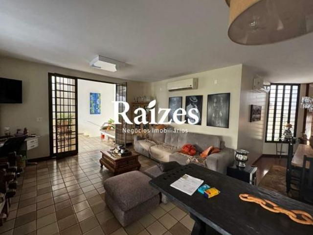 Casa Sobrado à venda no Bairro Saraiva com 4 suítes e Varanda Gourmet