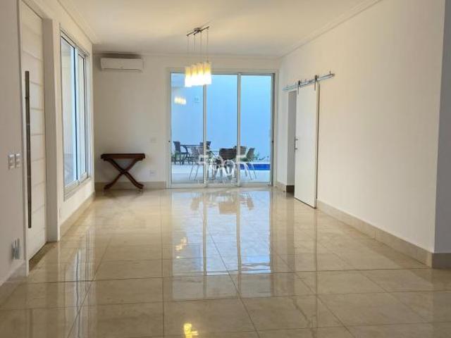 Casa sobrado à venda no Condomínio Jardim Theodora, 4 suítes, 418m² de área construída e 600m² de ár