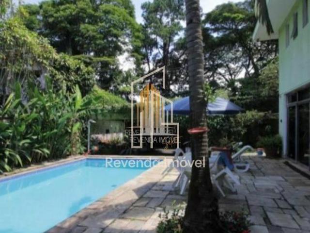 Casa Sobrado à venda no Jardim Morumbi de 480m² 4 dormitórios sendo 4 suítes e 3