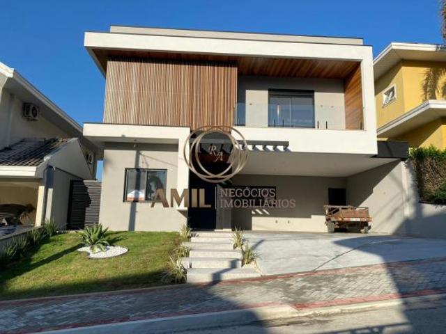Casa Sobrado Altos da Serra V, 349m², 4 suítes e uma máster! Banheiros impecáveis com uma área de la