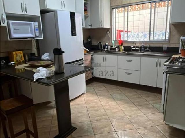 Casa Sobrado Bosque dos Ipês 3 Dormitórios 190m²