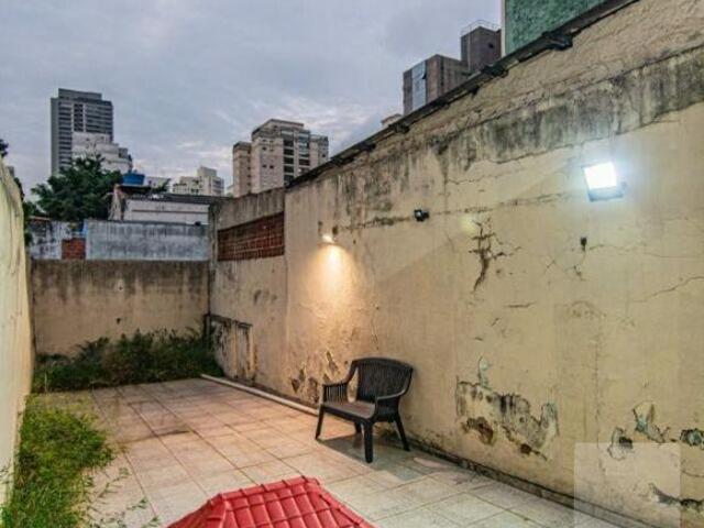 Casa sobrado, bem conservada, com quintal