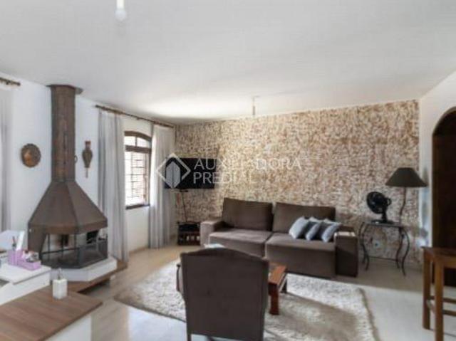 Casa sobrado de 3 quartos com 4 vagas à venda no bairro Higienópolis em Porto Alegre