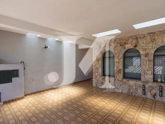 Casa Sobrado de 150m², 3 Dormitórios com 2 Banheiros e 2 Vagas