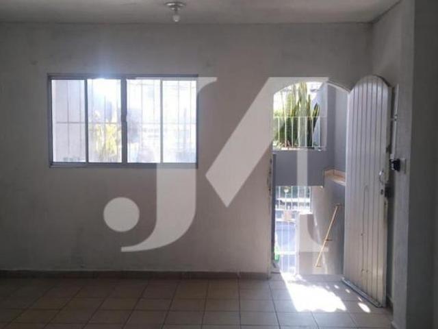 Casa sobrado de 160m², Sobrado com 5 salas, copa, 3 banheiros. Garagem para um carro que pode ser tr