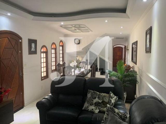 Casa Sobrado de 240m², 3 Dormitórios com 1 Suíte e 2 Vagas