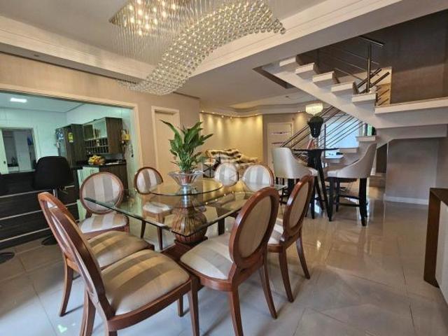 Casa sobrado de 240m², com 4 quartos e 4 banheiros Bela Vista