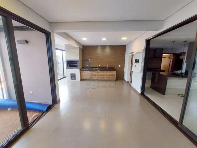 Casa sobrado de 306m² com 03 suítes para locação em condomínio Bella Citta