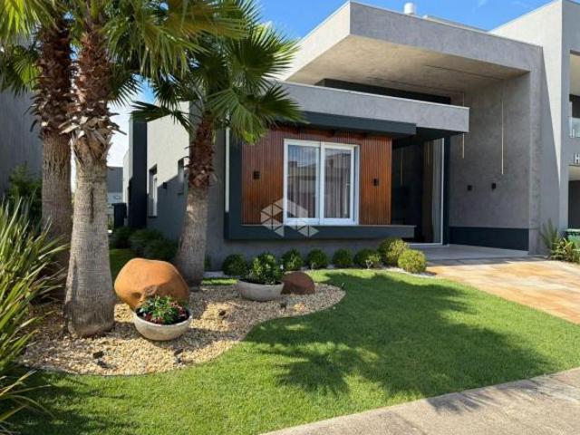 Casa Sobrado de 4 suítes sendo 2 americanas com piscina em Condomínio Fechado em Capão da Canoa