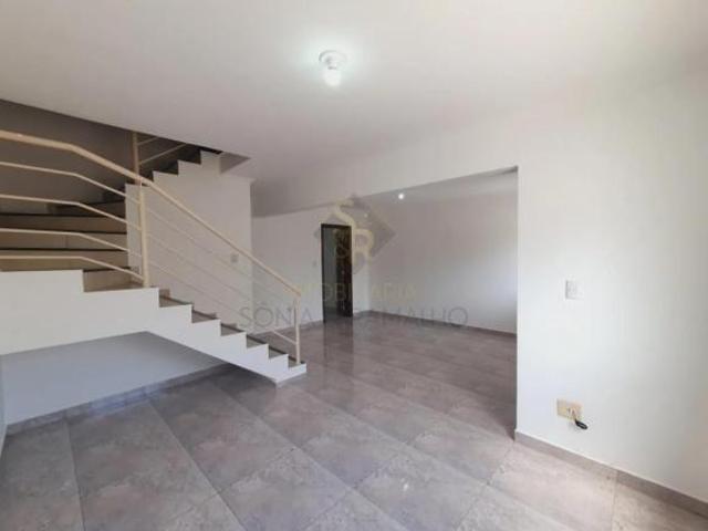 Casa sobrado disponível para venda e locação com 104,74m² de área construída e 03 quartos, sendo 01