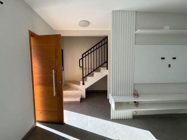 Casa Sobrado em Condomínio bem Localizado